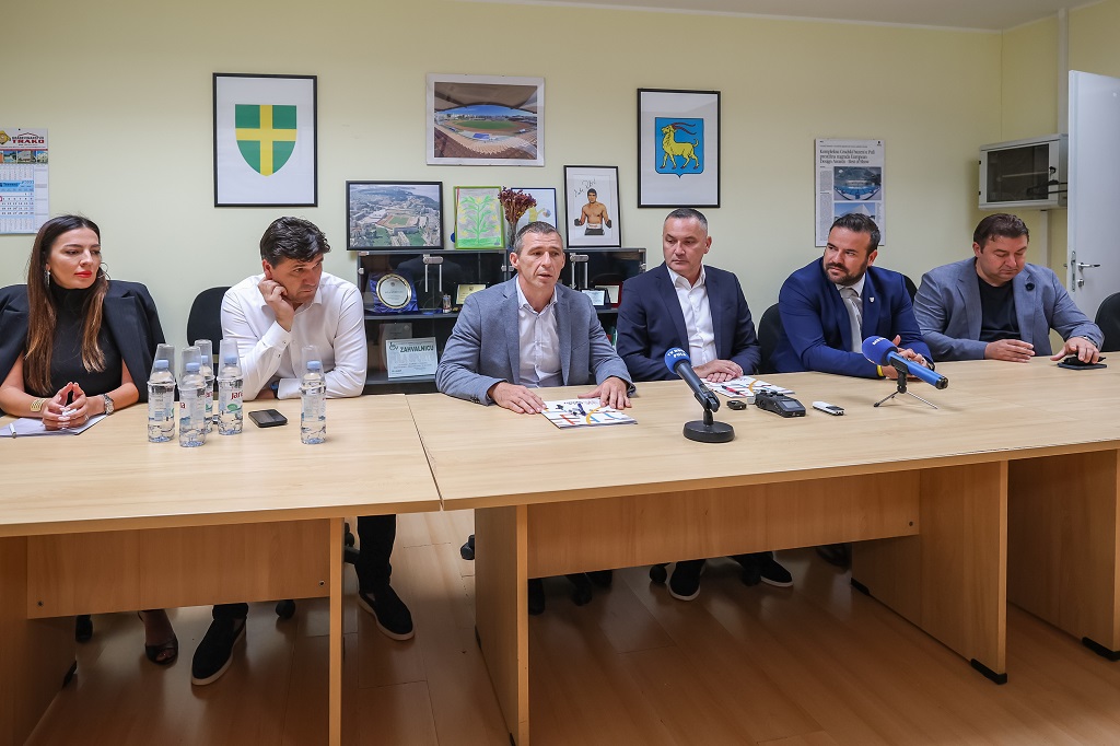Potpisan ugovor o donaciji umjetnog travnjaka na Valkanama | Vodnjanski đir Potpisan ugovor o donaciji umjetnog travnjaka na Valkanama | Vodnjanski đir